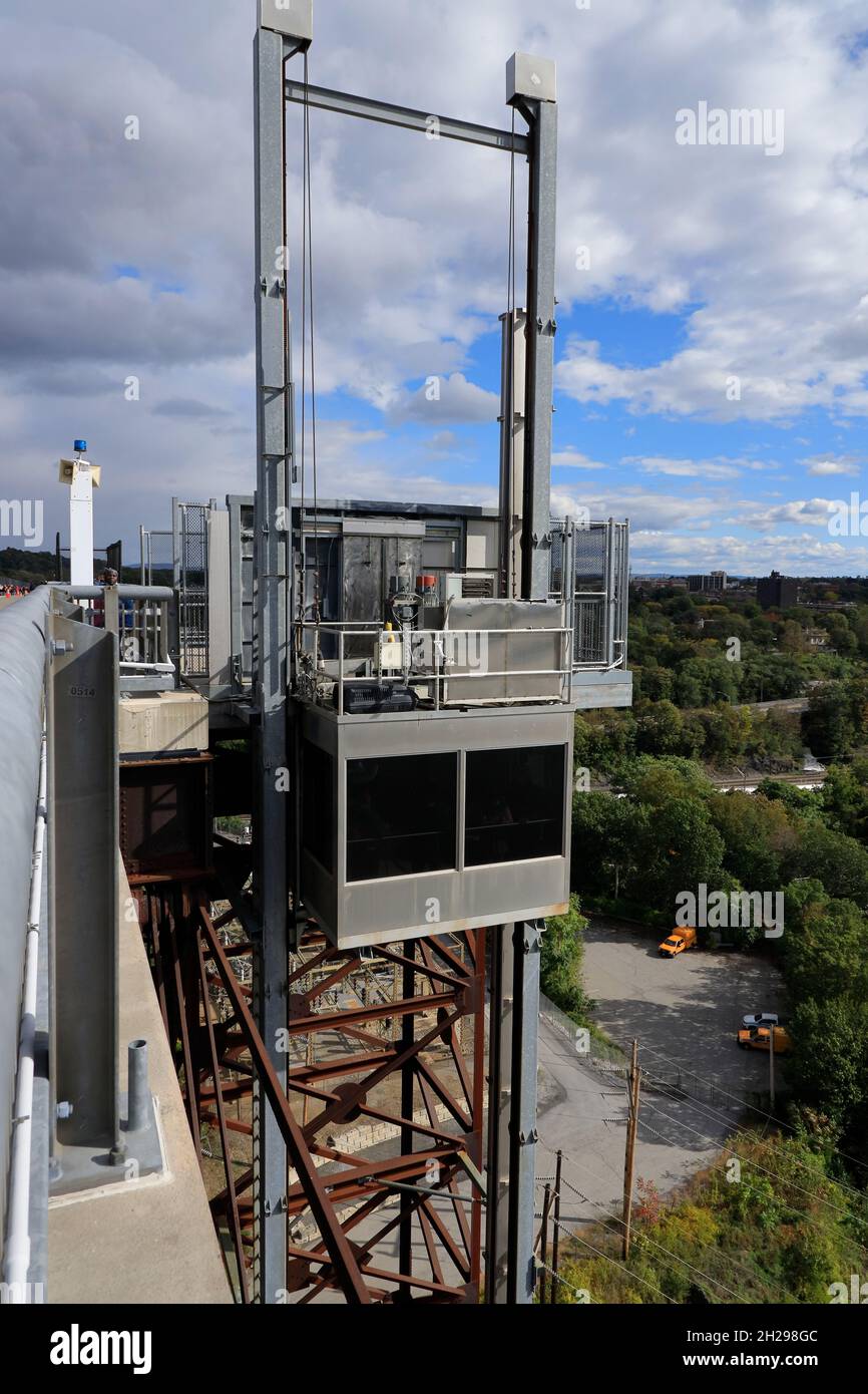 The elevator connecting the Walkway over the Hudson footbridge with ...