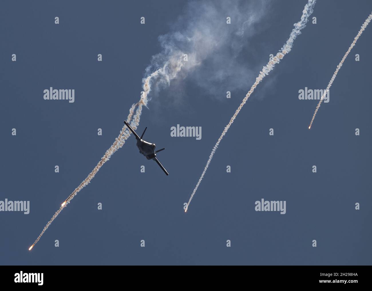 F 35 lightning ii flares hi-res stock photography and images - Alamy