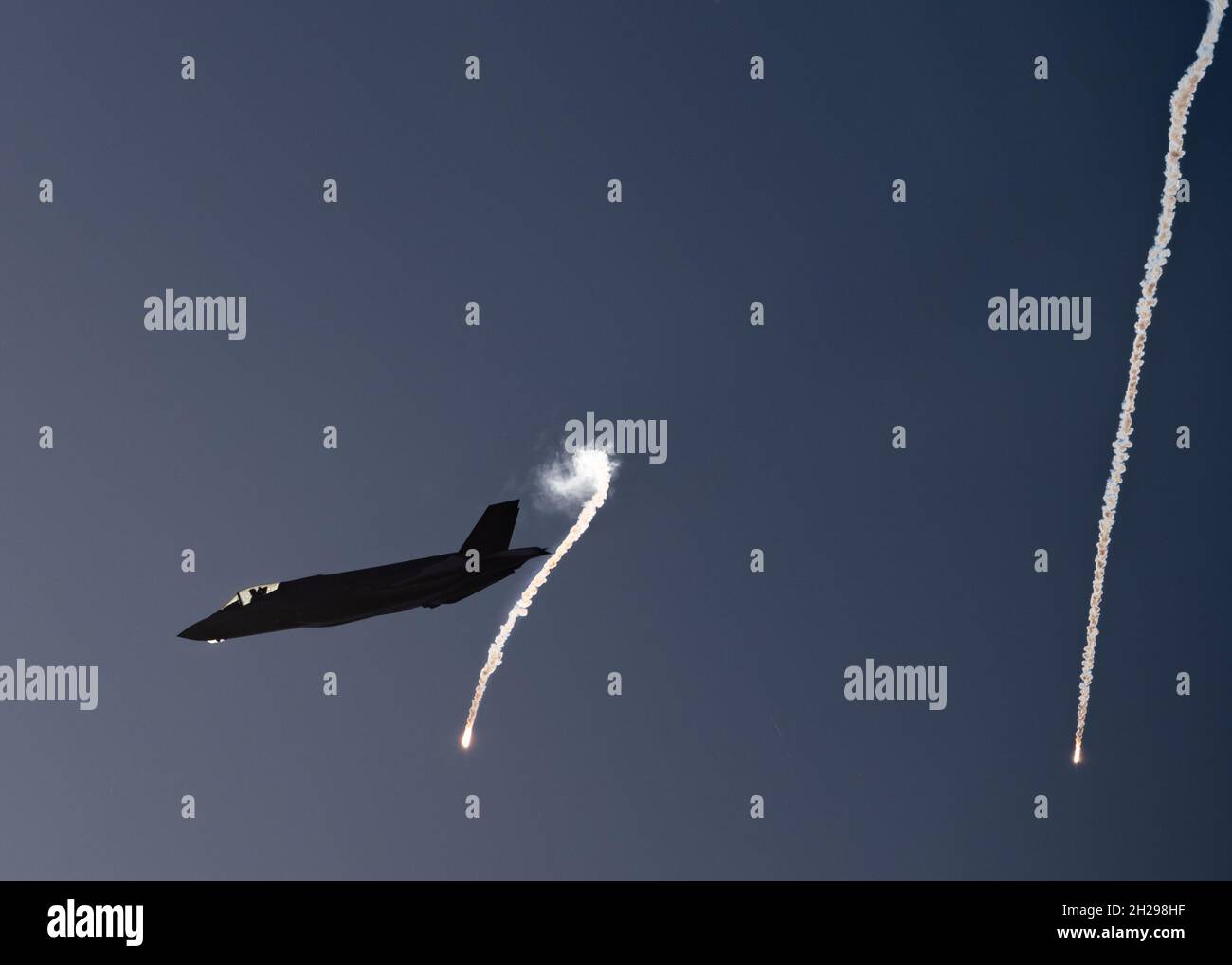 F 35 lightning ii flares hi-res stock photography and images - Alamy