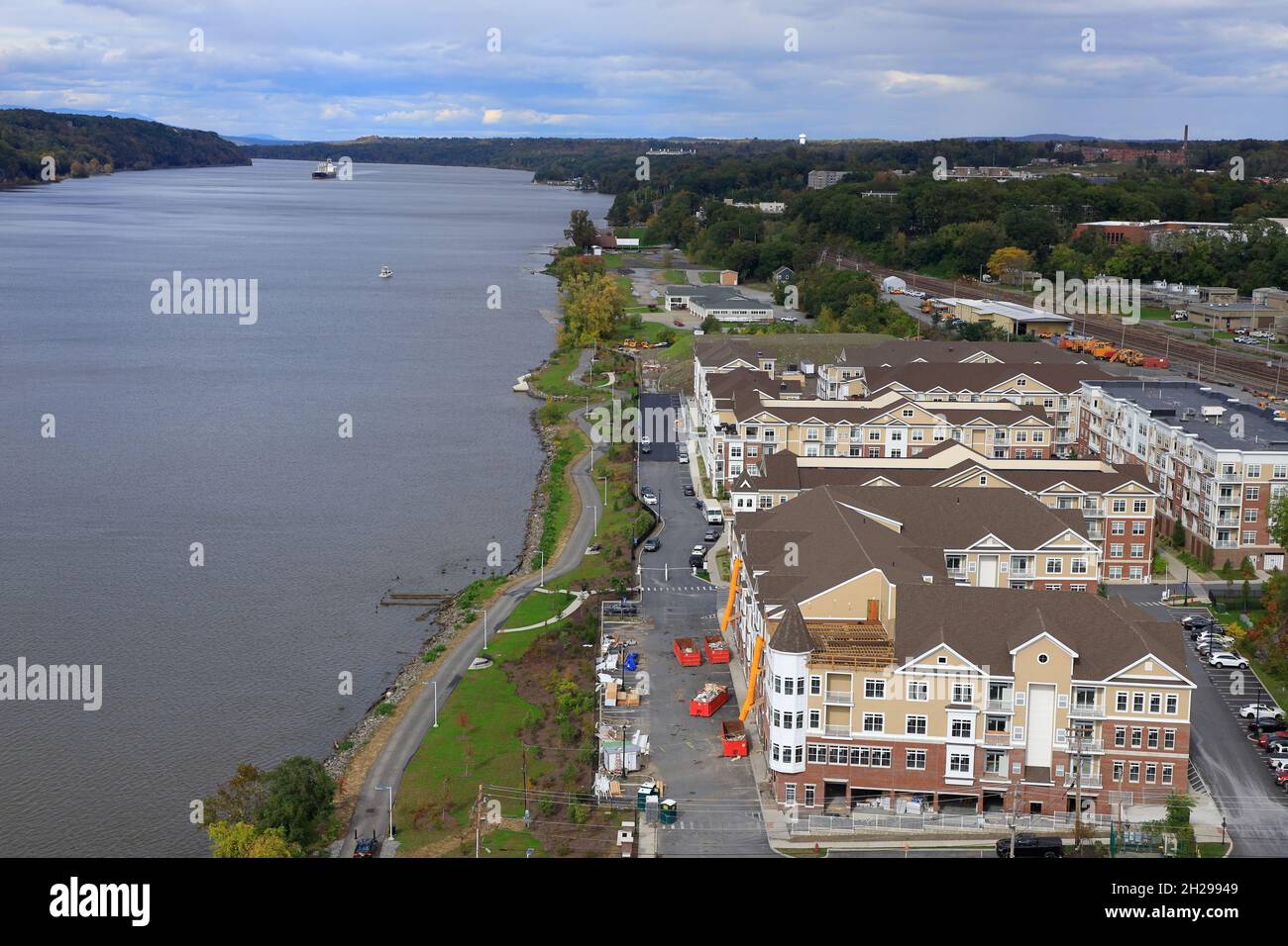 The overlook of apartment complex and the shoreline of Hudson River in ...