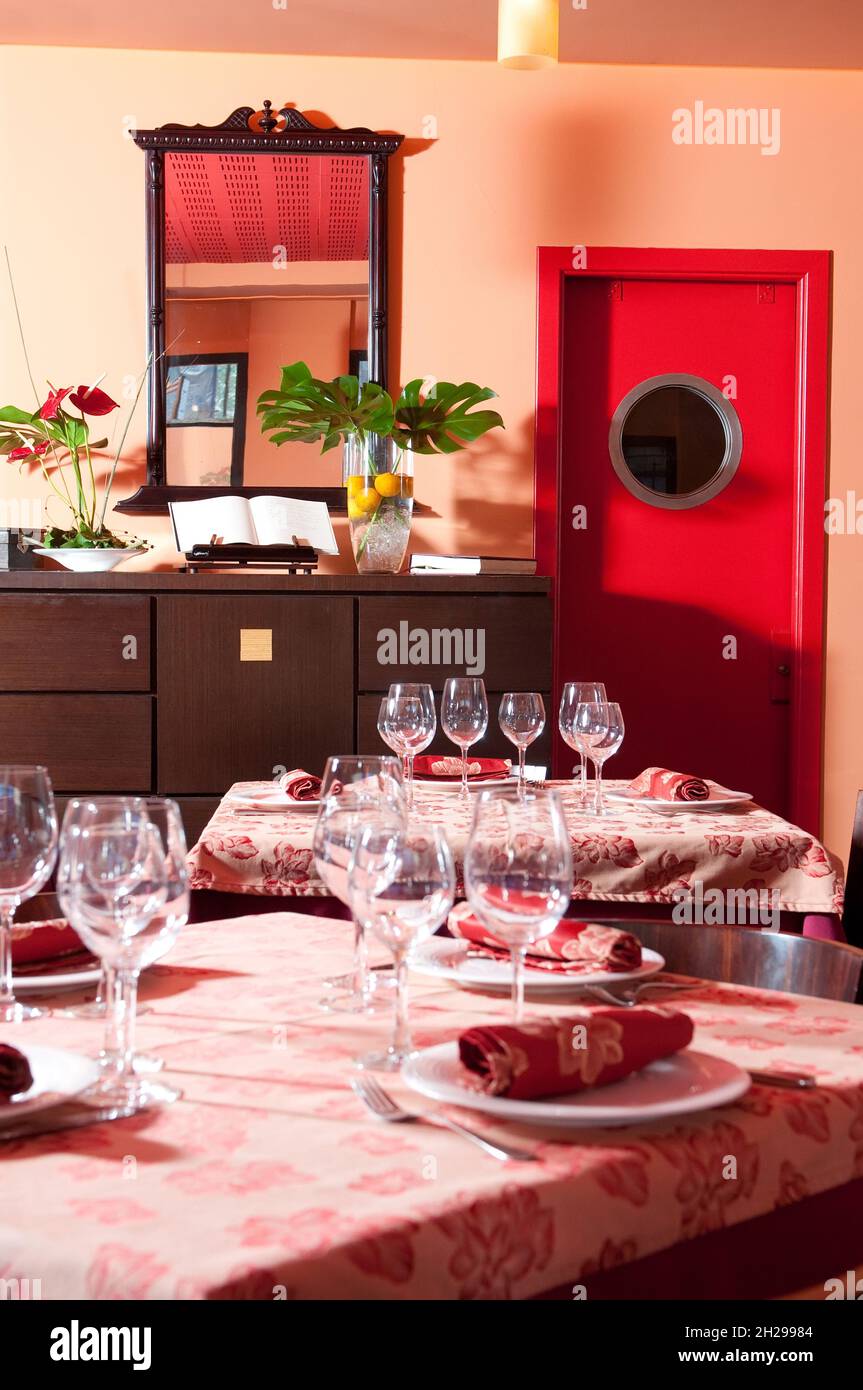 Fancy table set for wedding or christmas Stock Photo - Alamy