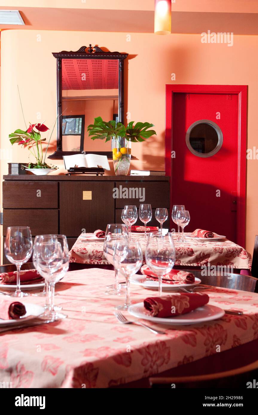 Fancy restaurant corner table hi-res stock photography and images - Alamy
