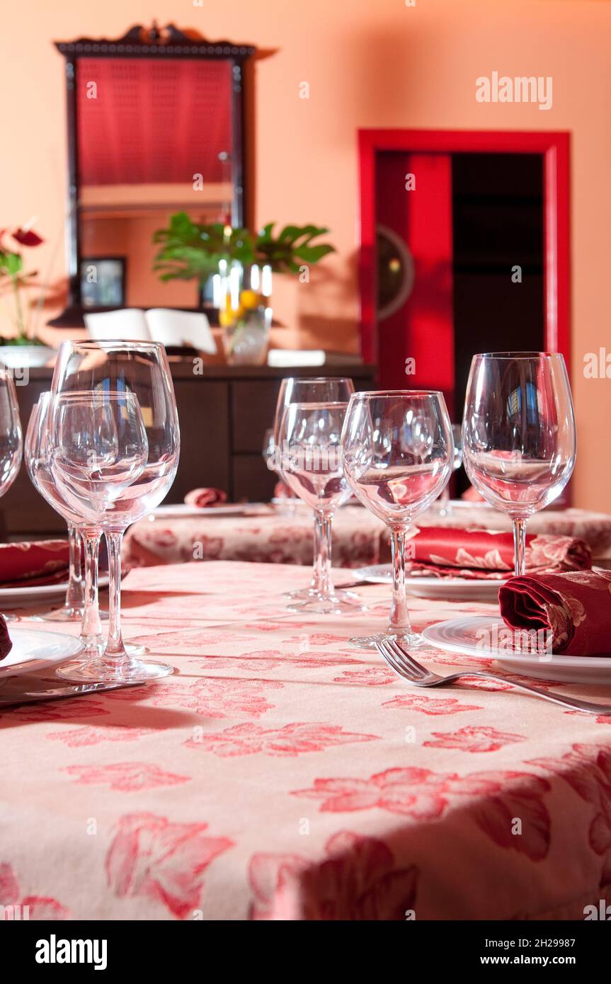 Fancy table set for wedding or christmas Stock Photo - Alamy