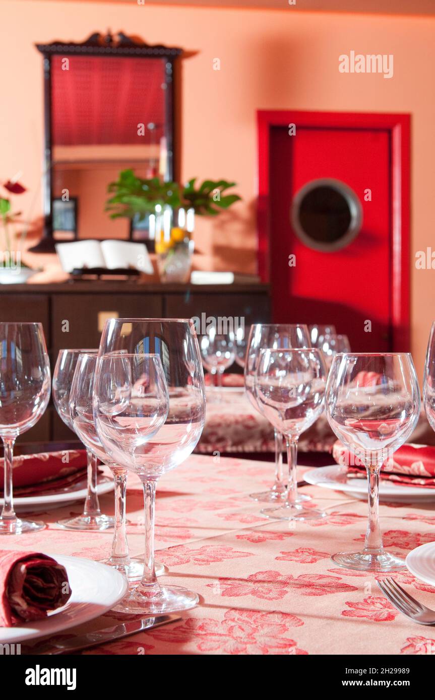 Fancy restaurant corner table hi-res stock photography and images - Alamy