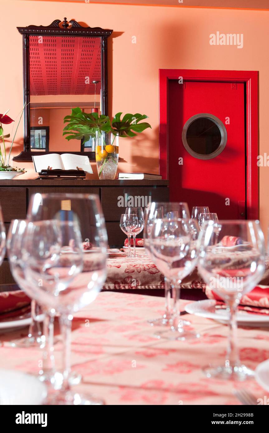 Fancy restaurant corner table hi-res stock photography and images - Alamy