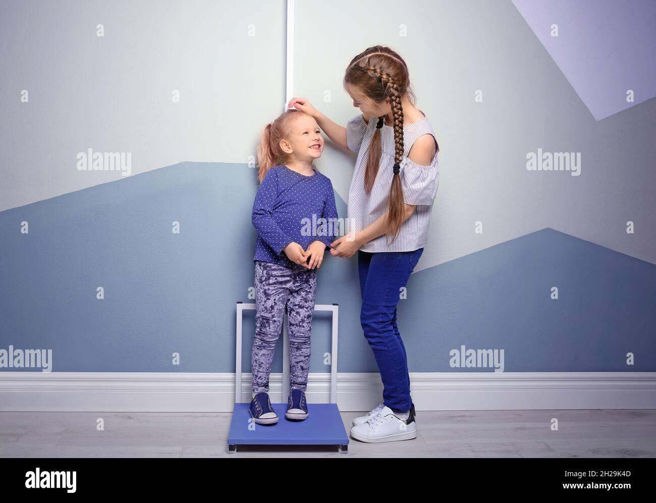 Children measuring length at school hi-res stock photography and images ...