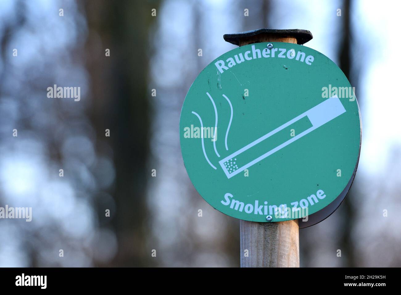 Schild Raucherzone im Zoo Salzburg, Österreich, Europa - Sign "Smoking ...