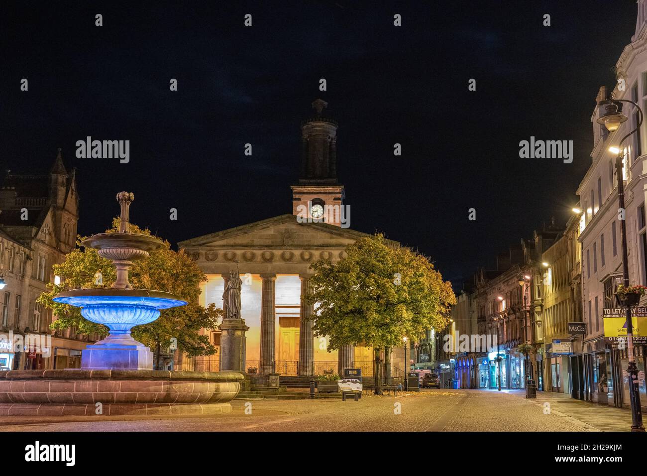 Street scene with sculpture on the Plainstones. High Street, Royal ...