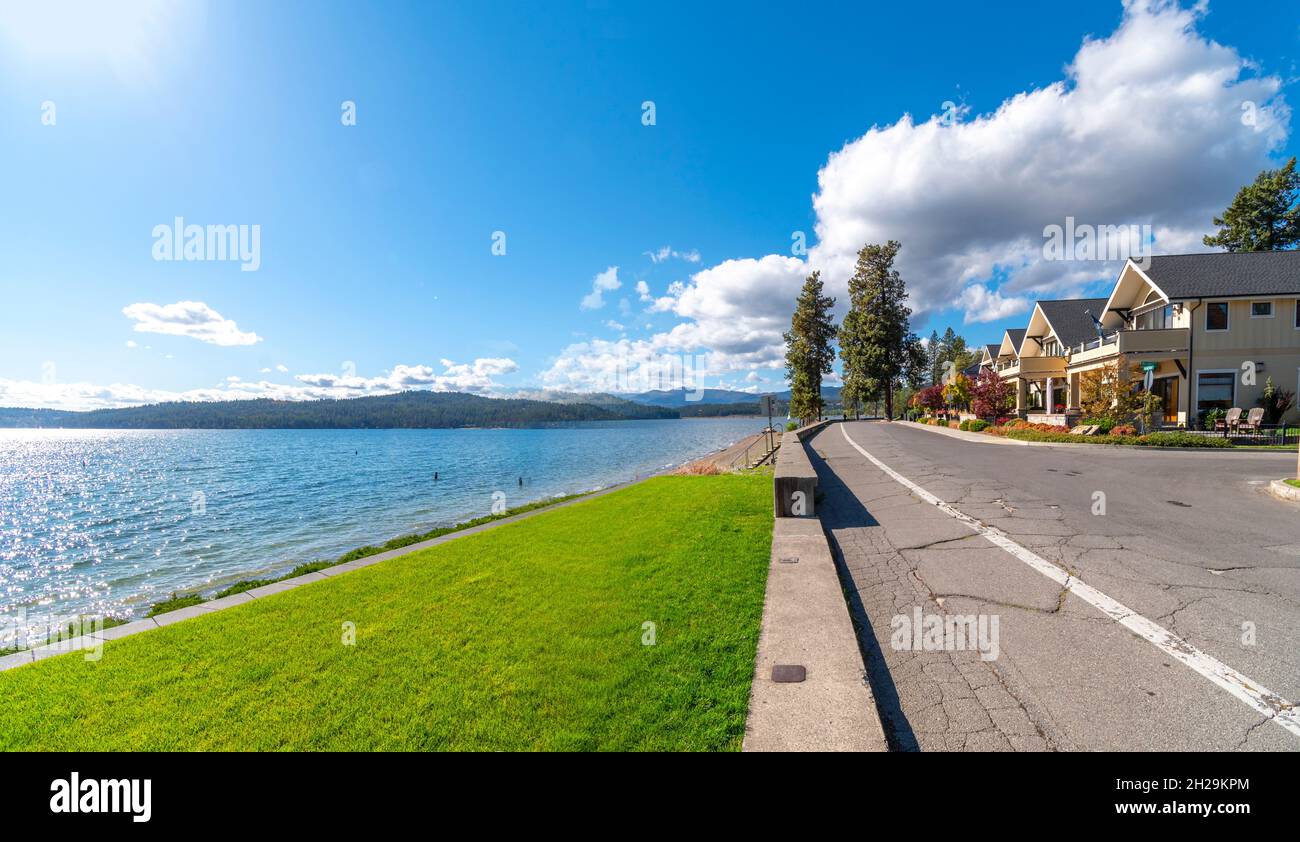 Waterfront and water view luxury homes along the shores of the lake ...
