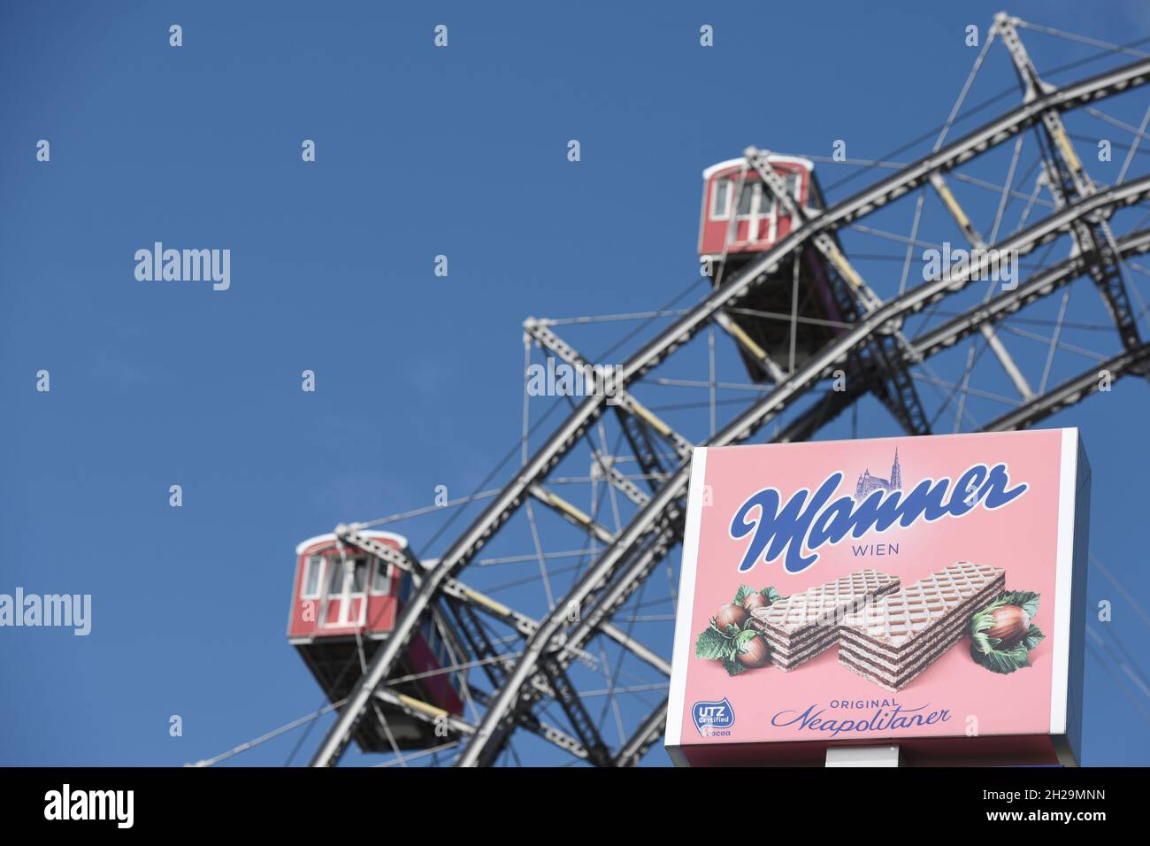Riesenrad und Manner-Bar im großen Vergnügungspark "Prater" in Wien ...