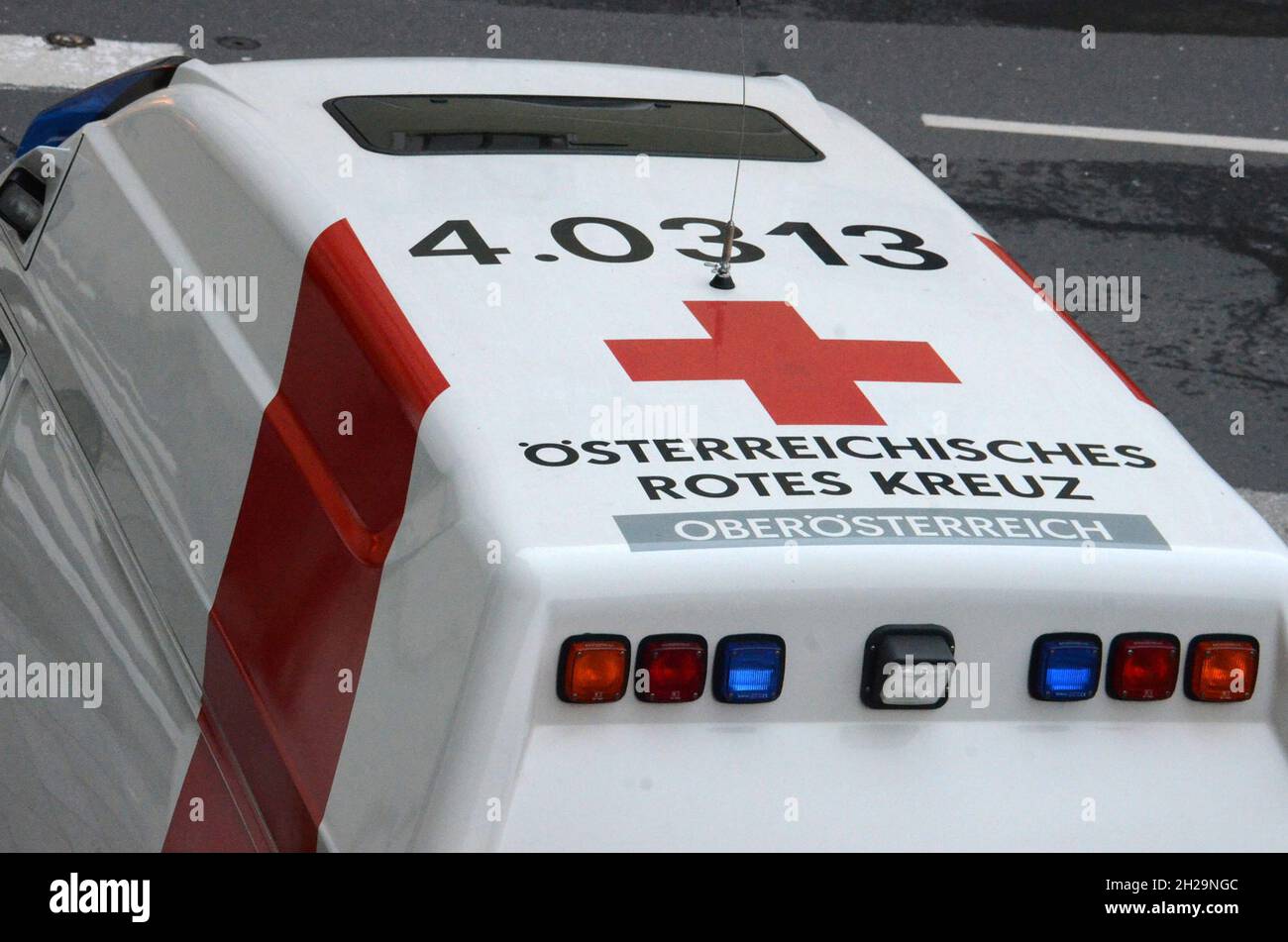 Rettungswagen des Roten Kreuzes (Oberösterreich) - Red Cross Ambulance ...