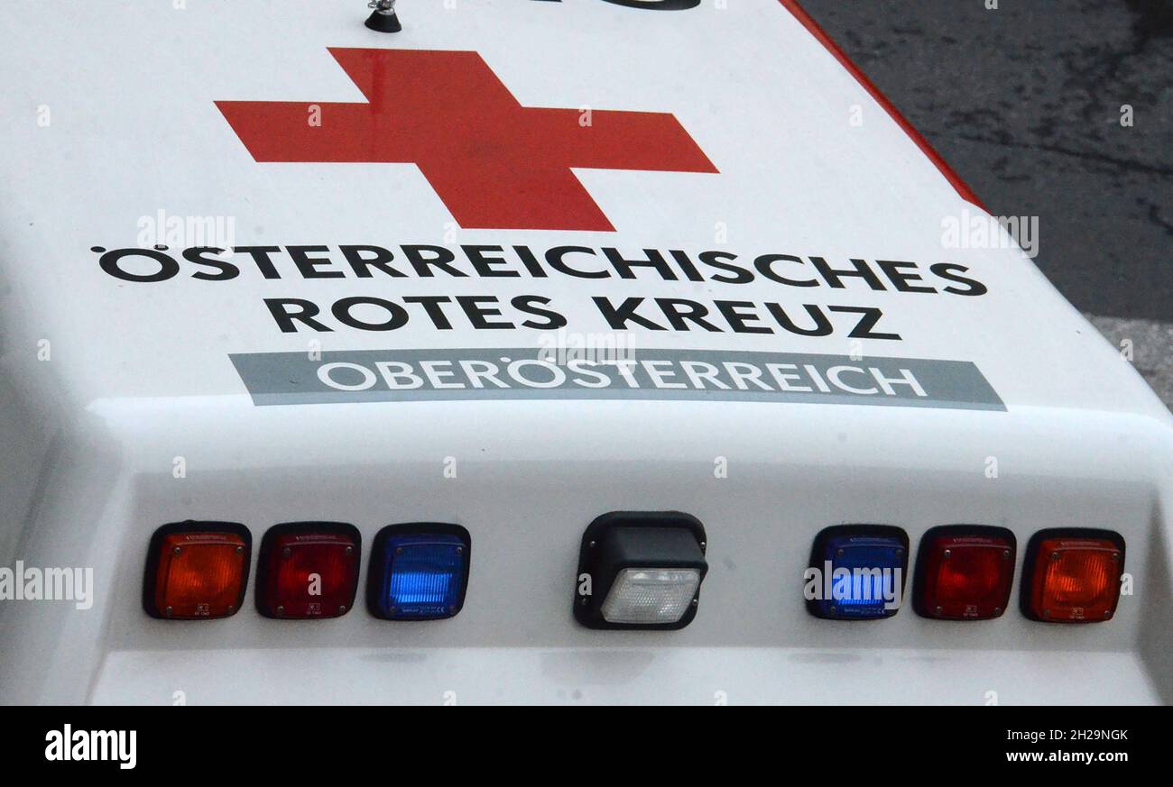 Rettungswagen des Roten Kreuzes (Oberösterreich) - Red Cross Ambulance ...
