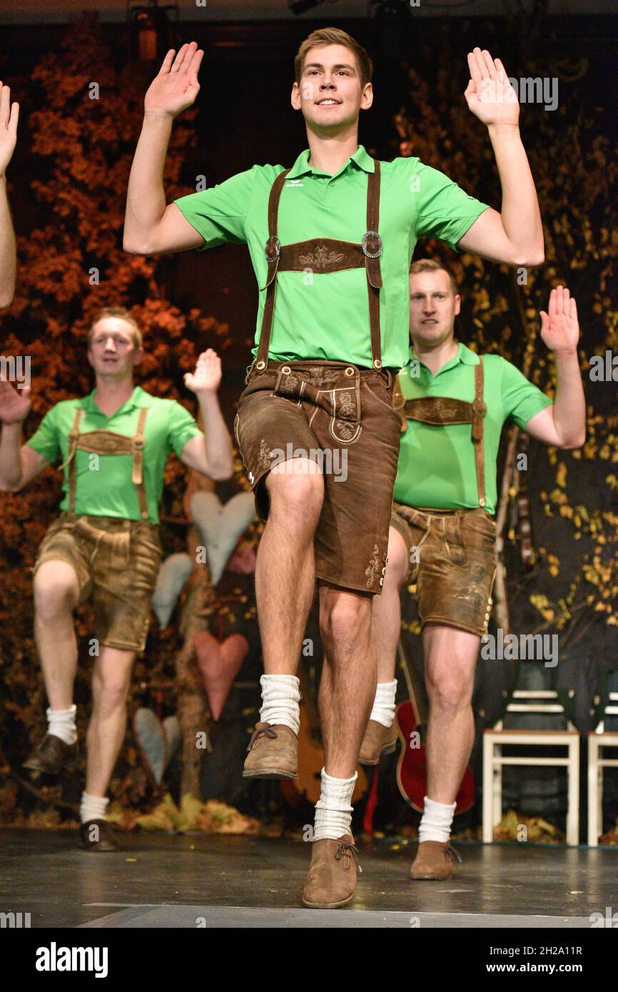 Schuhplatteln und Schuhplattler - Shoe Plates Stock Photo - Alamy