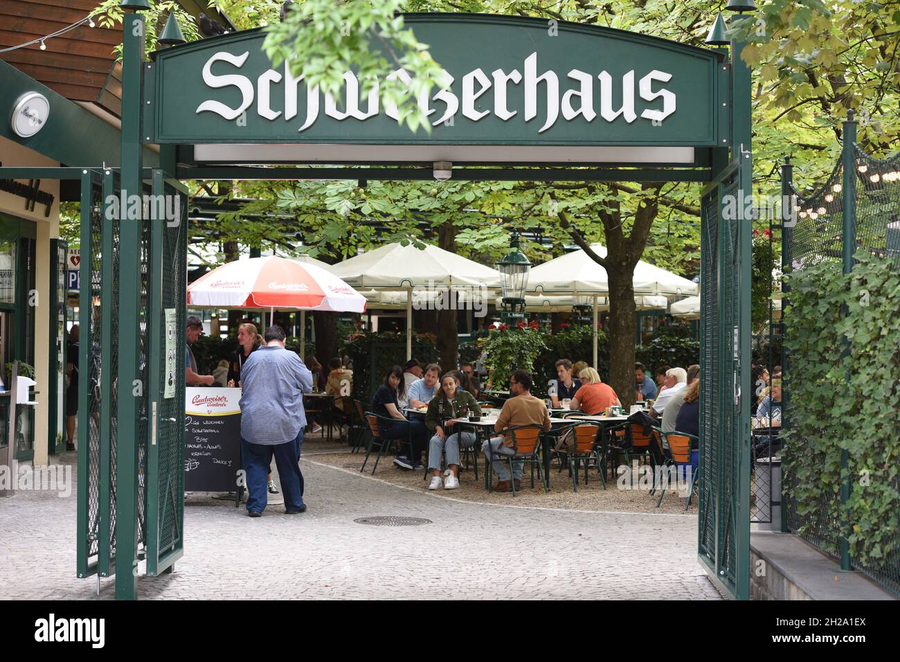 Das Schweizerhaus im Vergnügungspark "Prater" in Wien, Österreich ...
