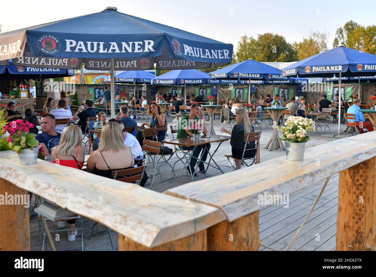 Biergarten im Olympiapark München in der Reihe "Sommer in der Stadt ...