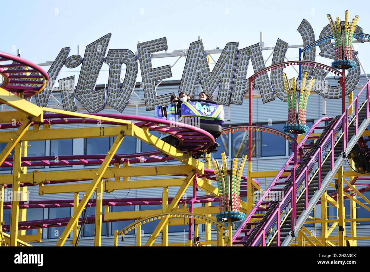 Das Fahrgeschäft "Wilde Maus" in München in der Reihe "Sommer in der ...