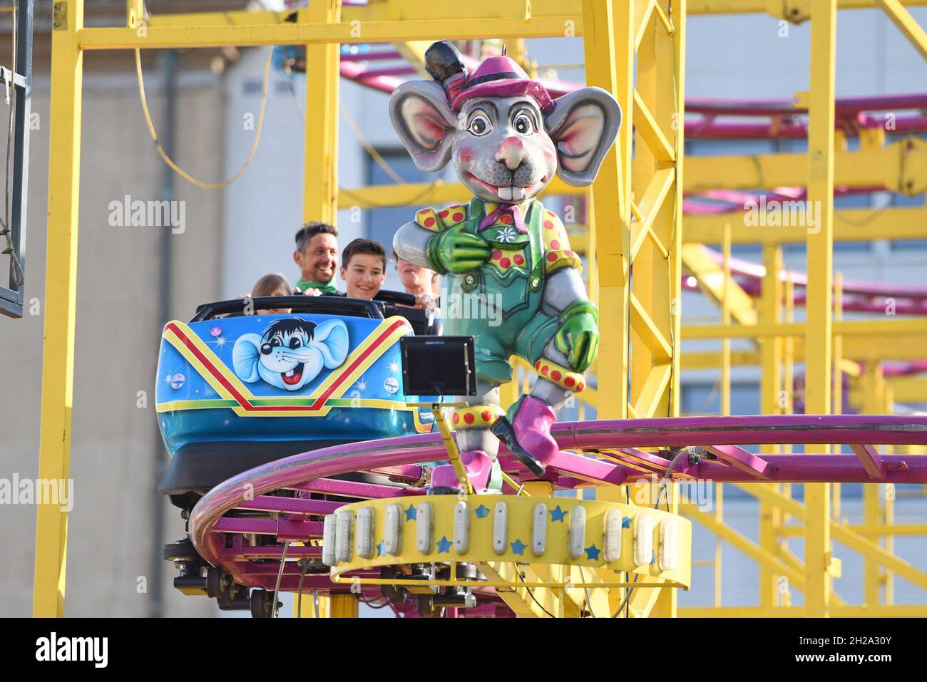 Das Fahrgeschäft "Wilde Maus" in München in der Reihe "Sommer in der ...