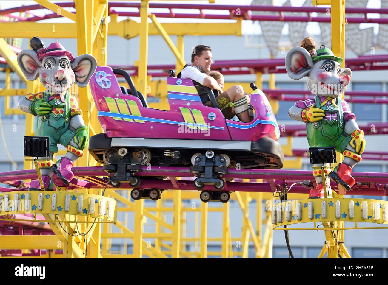 Das Fahrgeschäft "Wilde Maus" in München in der Reihe "Sommer in der ...