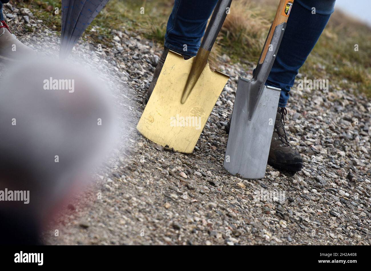 Ein goldener Spaten bei einer Spatenstichfeier für ein Bauwerk - A ...