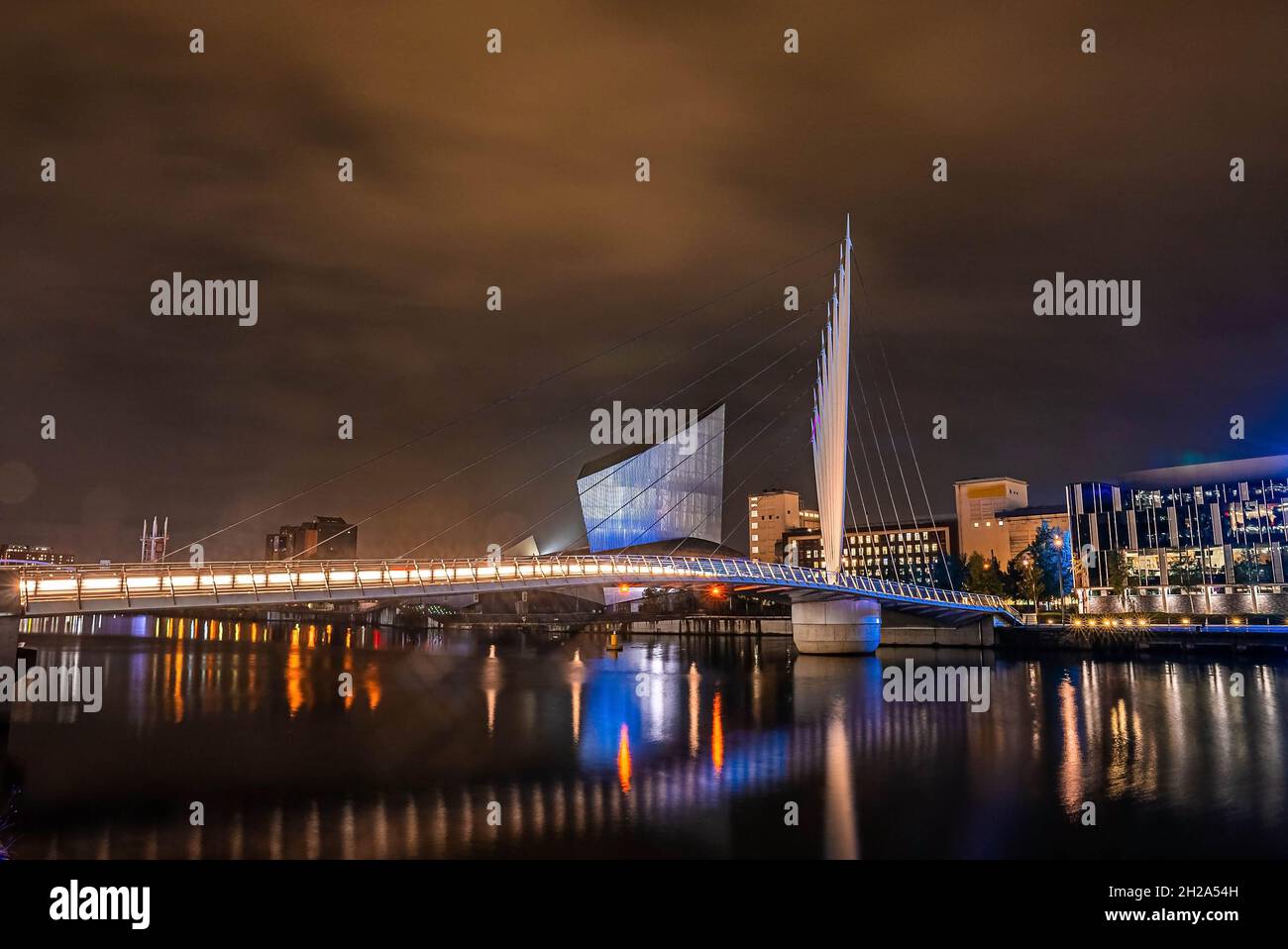 Foot bridge linking BBC media city and Imperial War museum Stock Photo ...