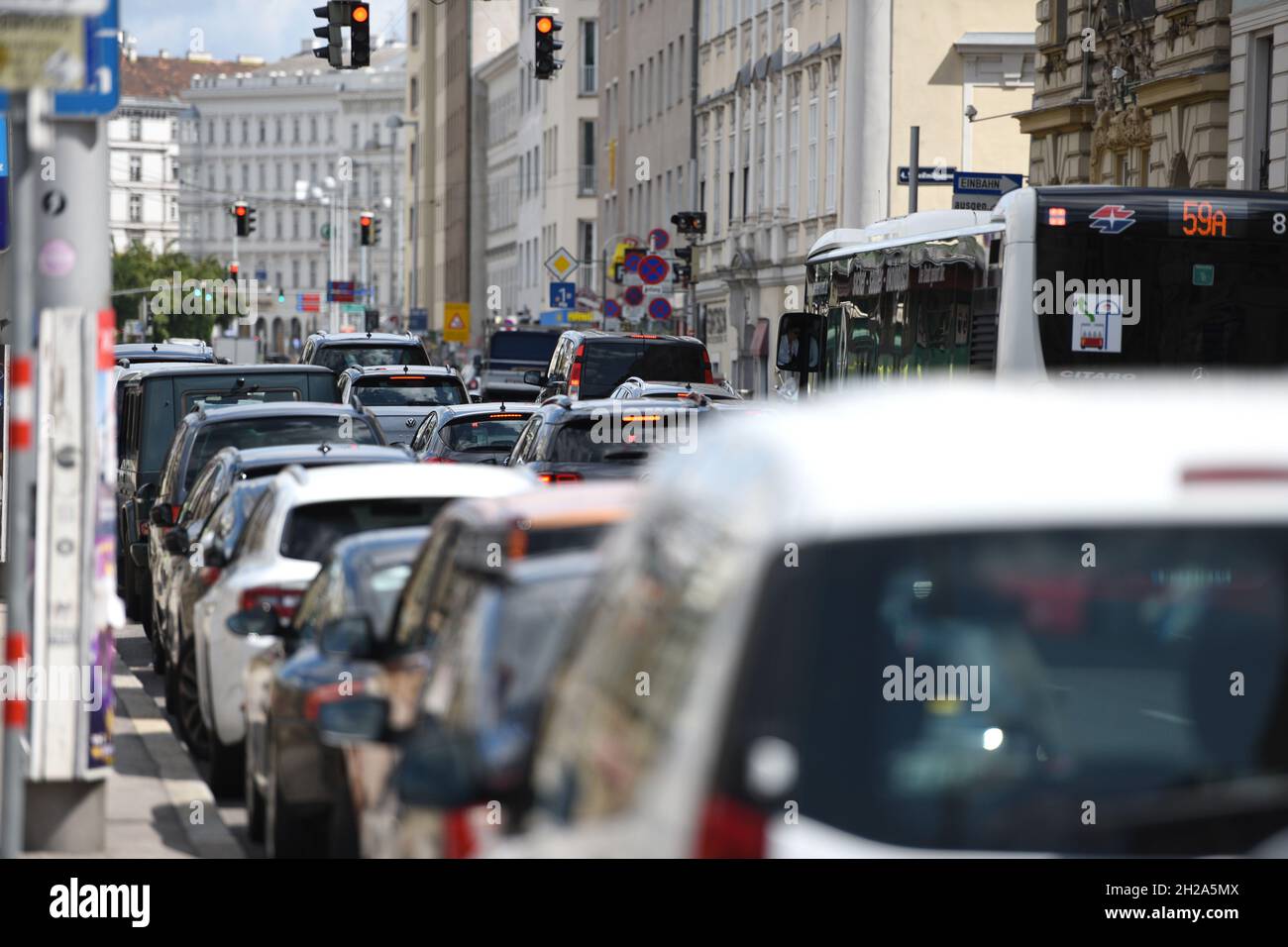 Verkehrsstau vor einer Ampel in der Wienzeile in Wien, Österreich ...