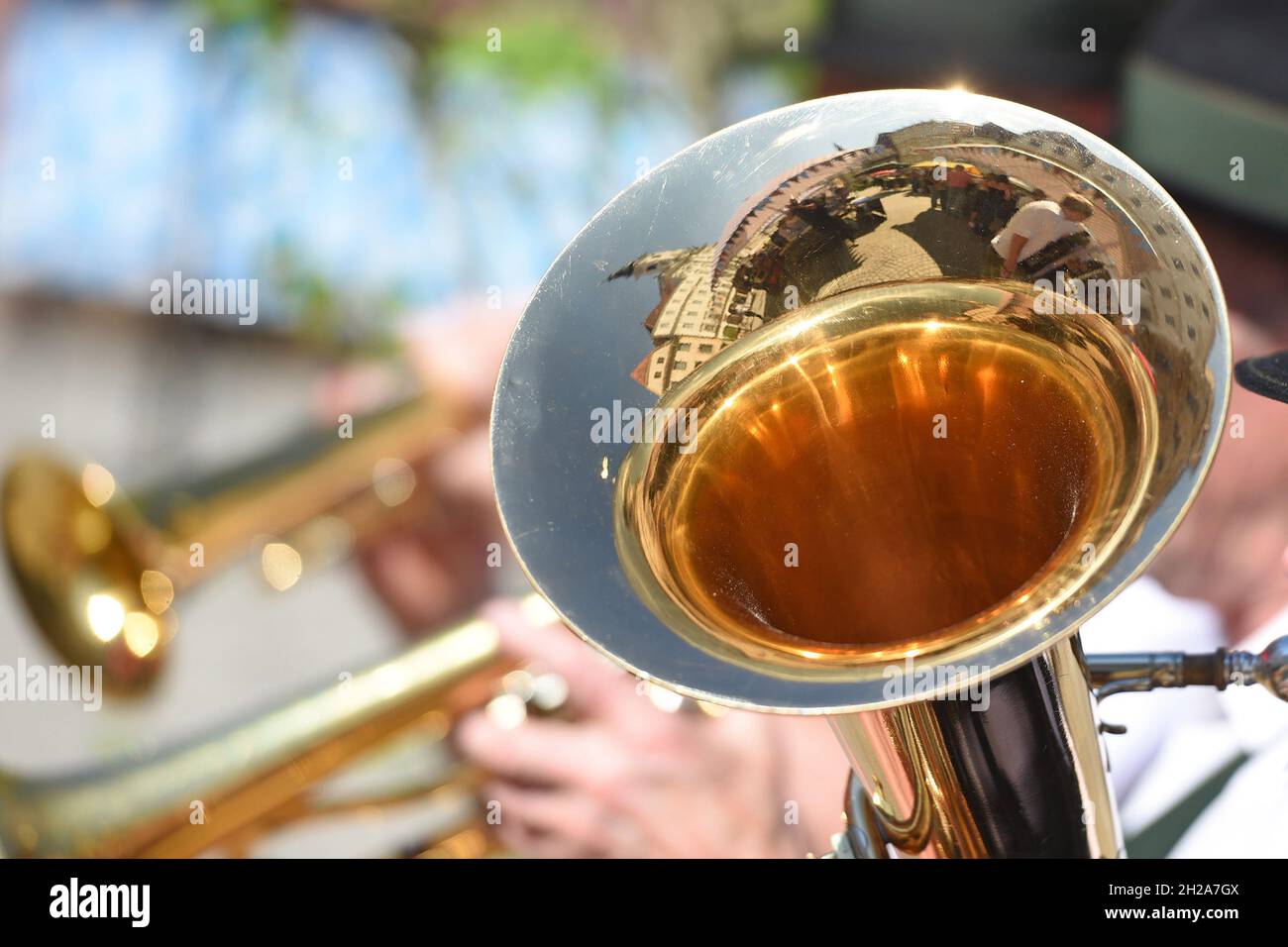 Das Tenorhorn ist ein weit mensuriertes Blechblasinstrument mit drei ...