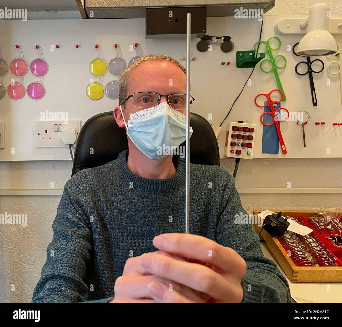 Patient under assessment at opticians Stock Photo - Alamy