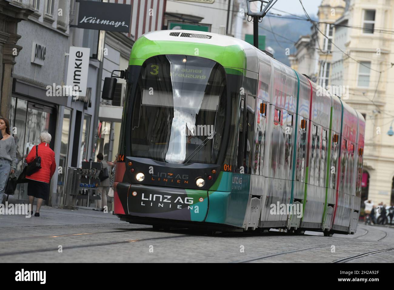 Straßenbahn in der Landstraße in Linz, Österreich, Europa - Tram in the ...