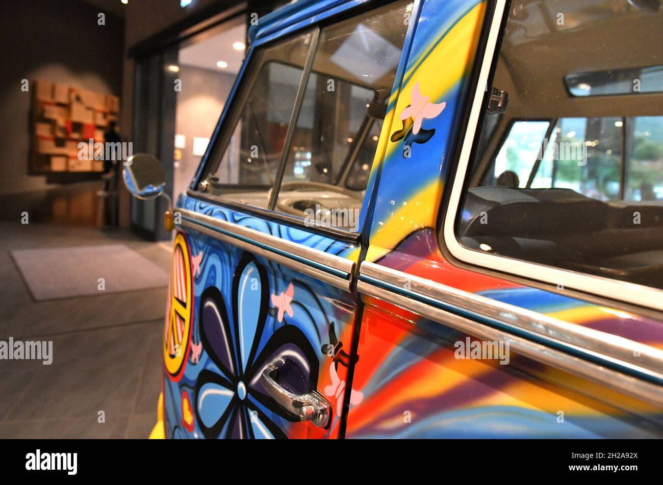 Ein legendärer VW Bulli T1 im Porsche-Museum "Traumwerk" in Anger ...