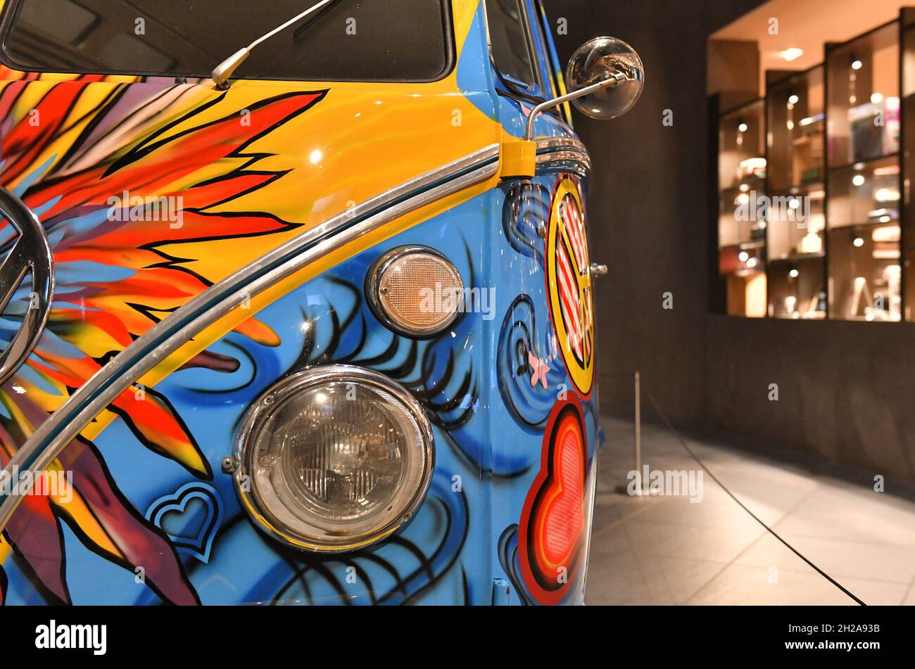 Ein legendärer VW Bulli T1 im Porsche-Museum "Traumwerk" in Anger ...
