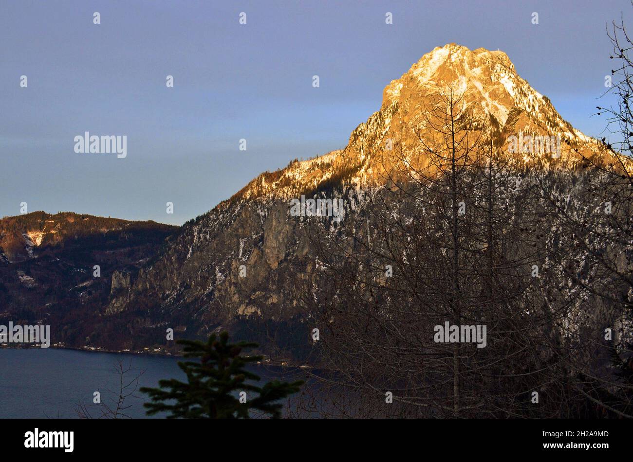 Der Traunstein mit Schnee in der Abendsonne im Salzkammergut ...