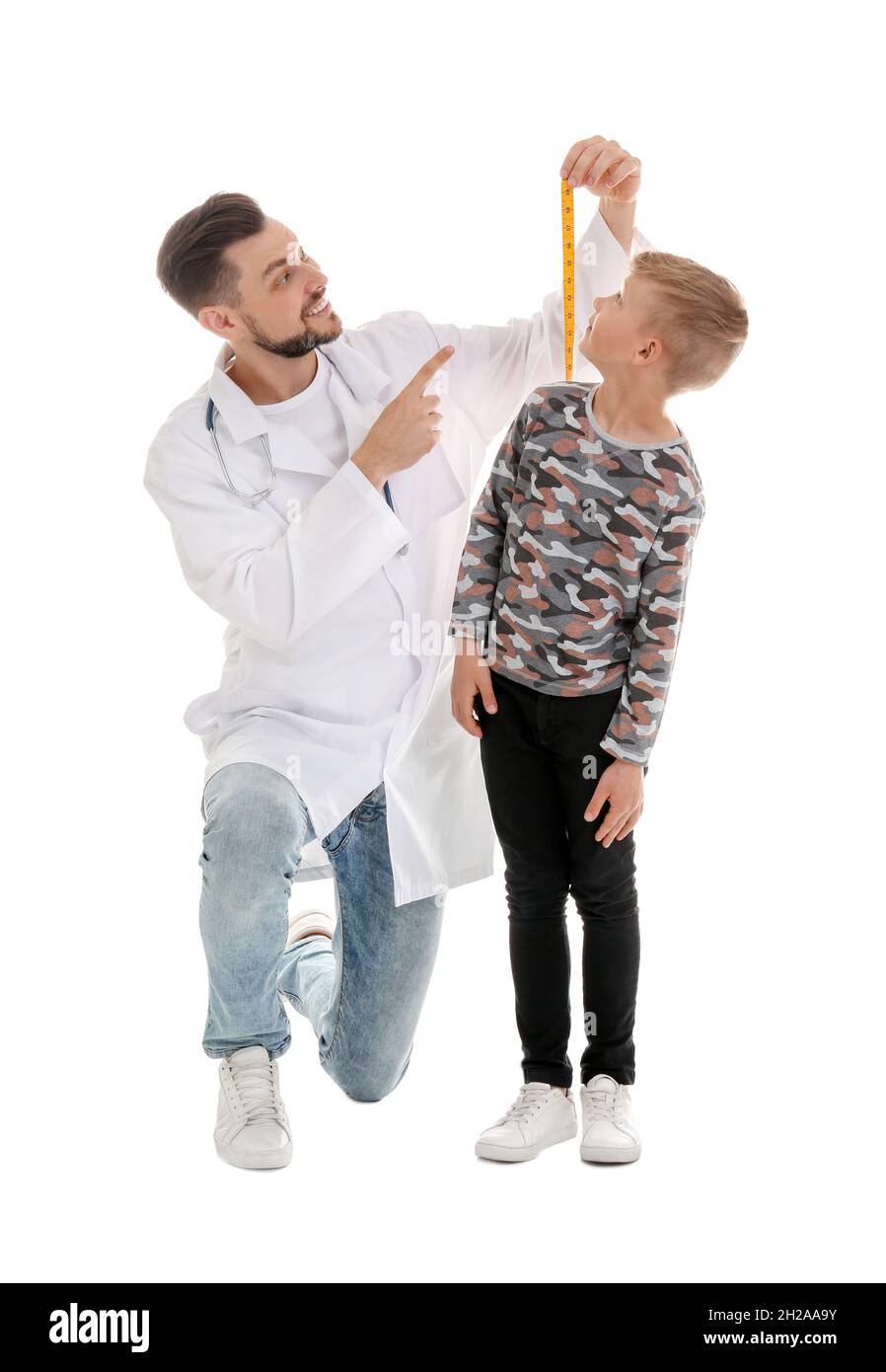 Doctor measuring height child Cut Out Stock Images & Pictures - Alamy