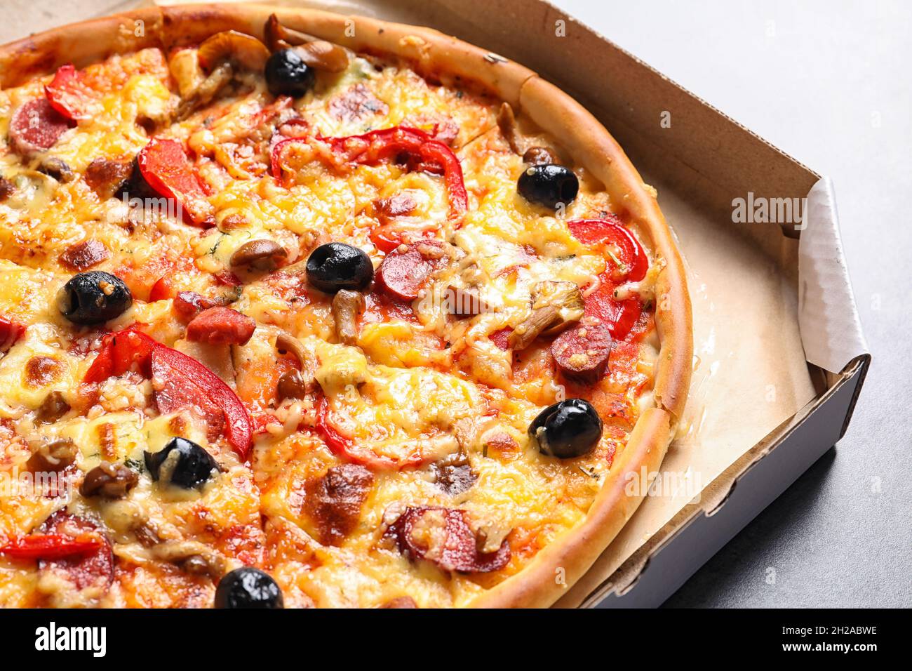 Cardboard box with delicious pizza, closeup Stock Photo - Alamy
