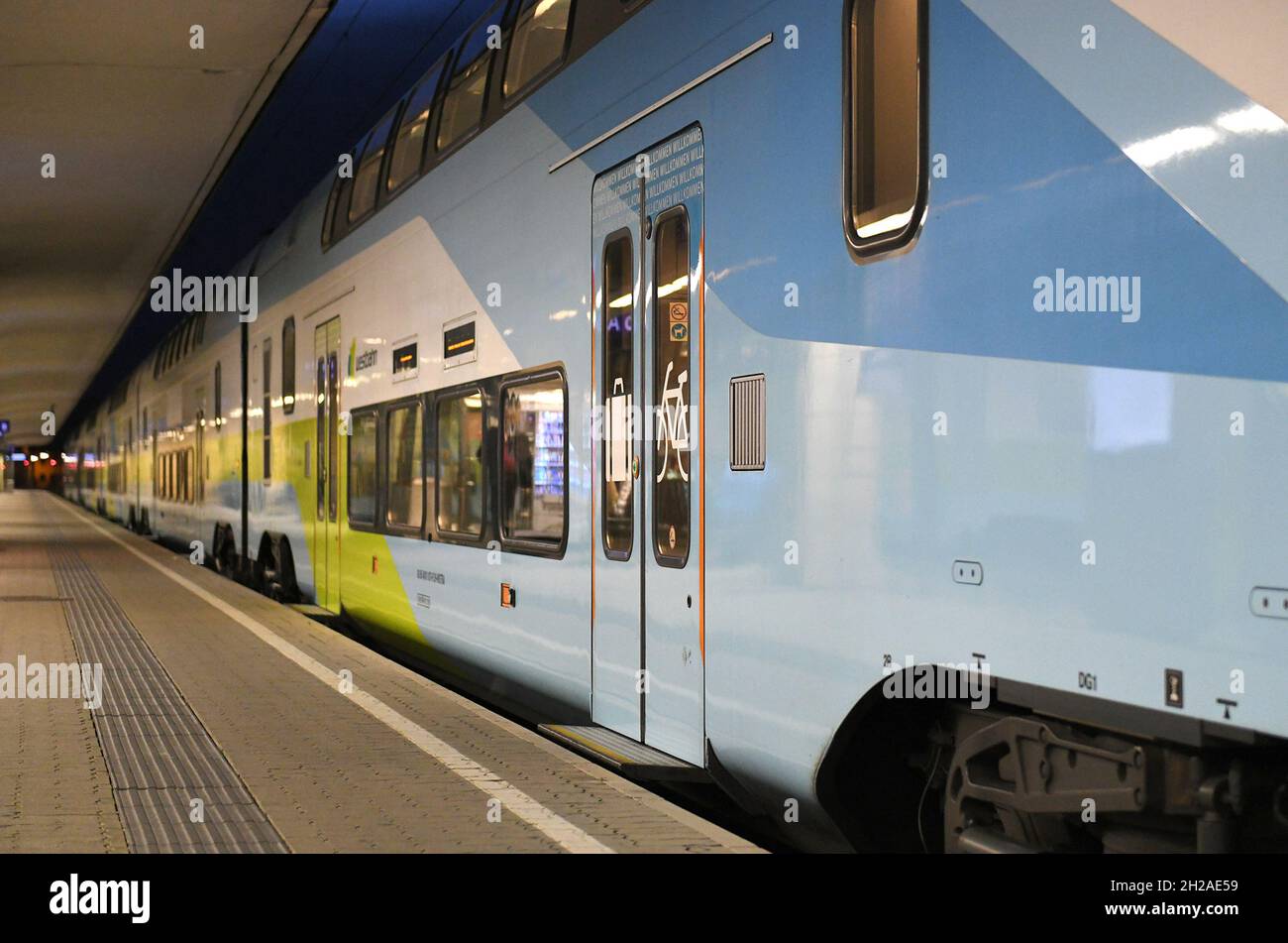 Western railway station westbahnhof hi-res stock photography and images ...