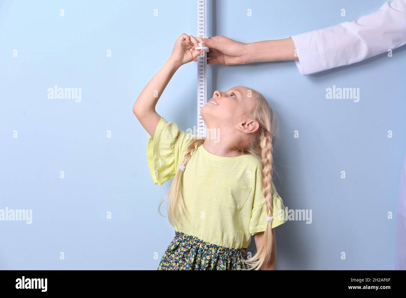 Doctor checking height child hi-res stock photography and images - Alamy