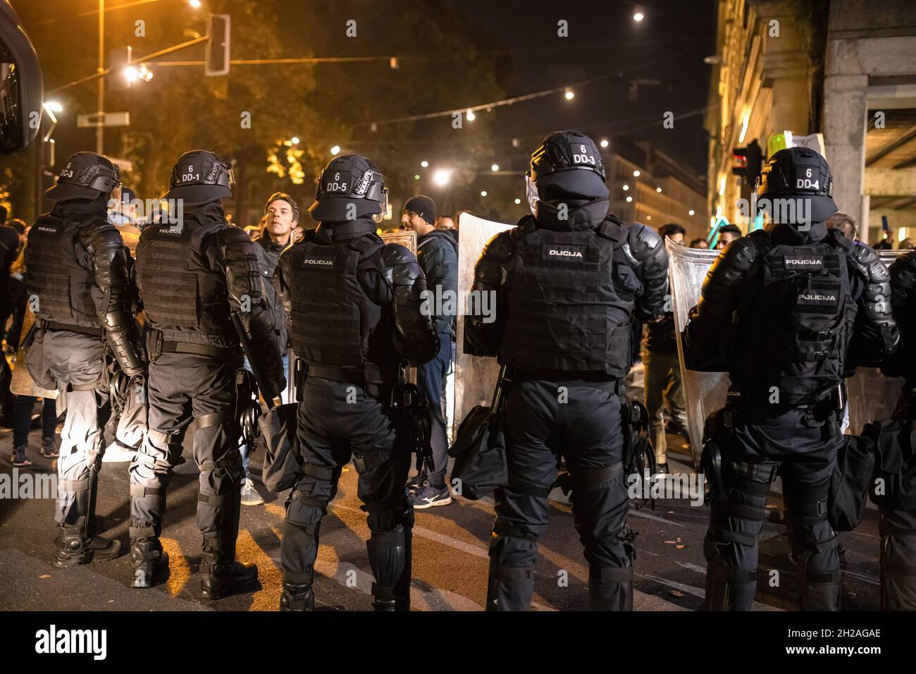 Pass riot police hi-res stock photography and images - Alamy