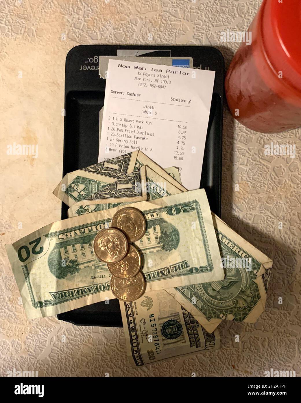 Tipping restaurant new york hi-res stock photography and images - Alamy