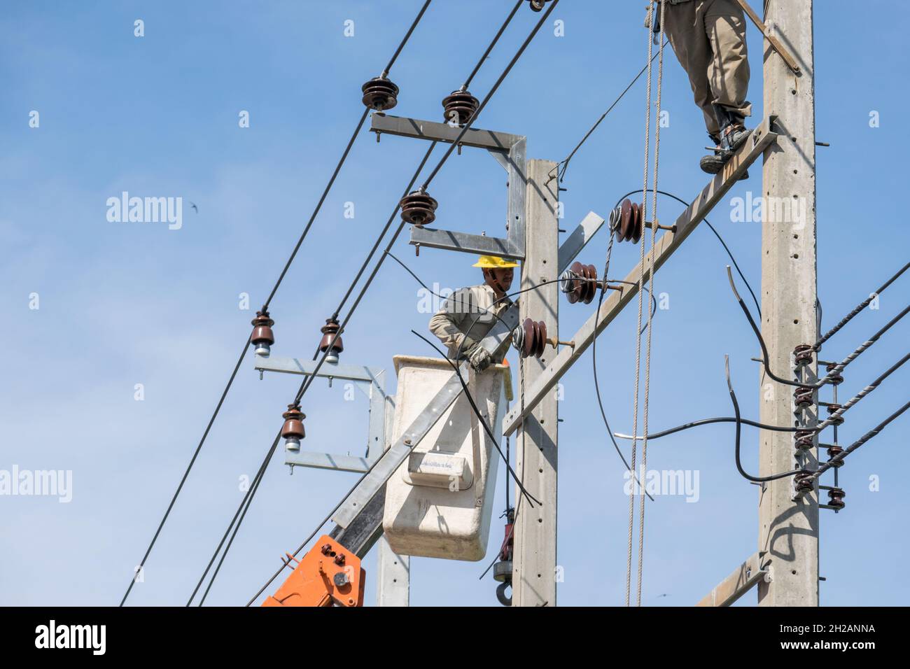 Maintenance of transmission lines hi-res stock photography and images ...