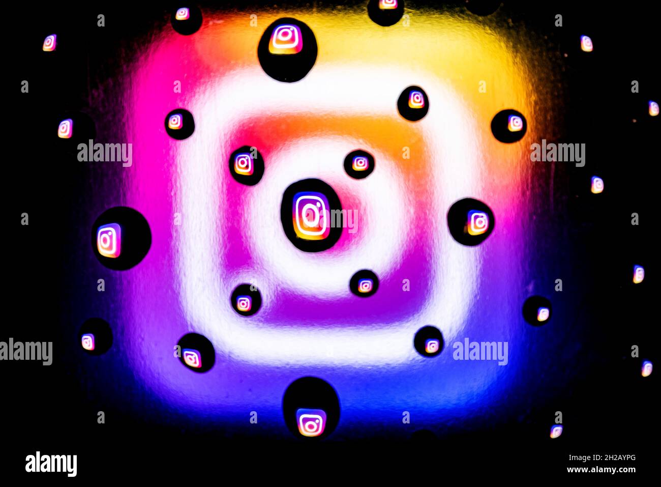 Instagram logo screen app hi-res stock photography and images - Alamy
