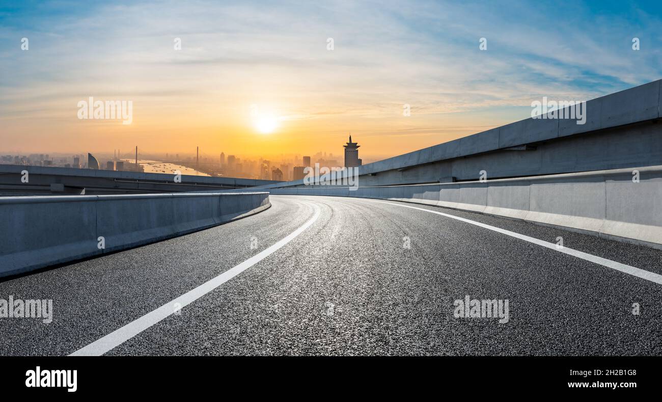 City skyline perspective hi-res stock photography and images - Alamy