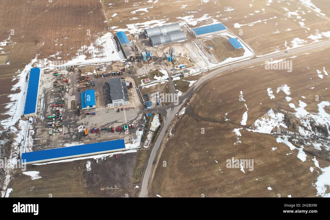 Farm equipment outdoor storage aerial hi-res stock photography and ...