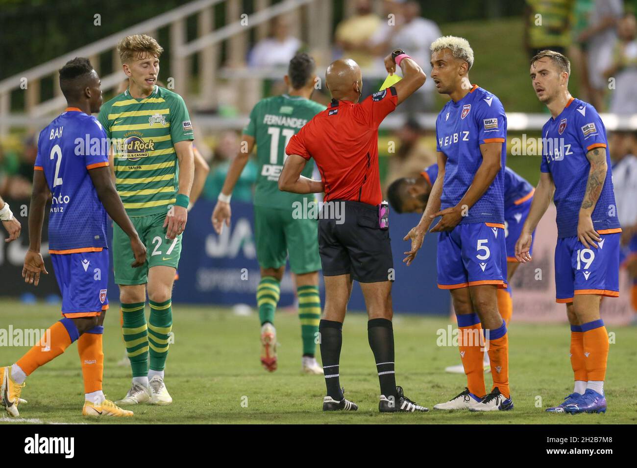 Soccer yellow card hi-res stock photography and images - Alamy