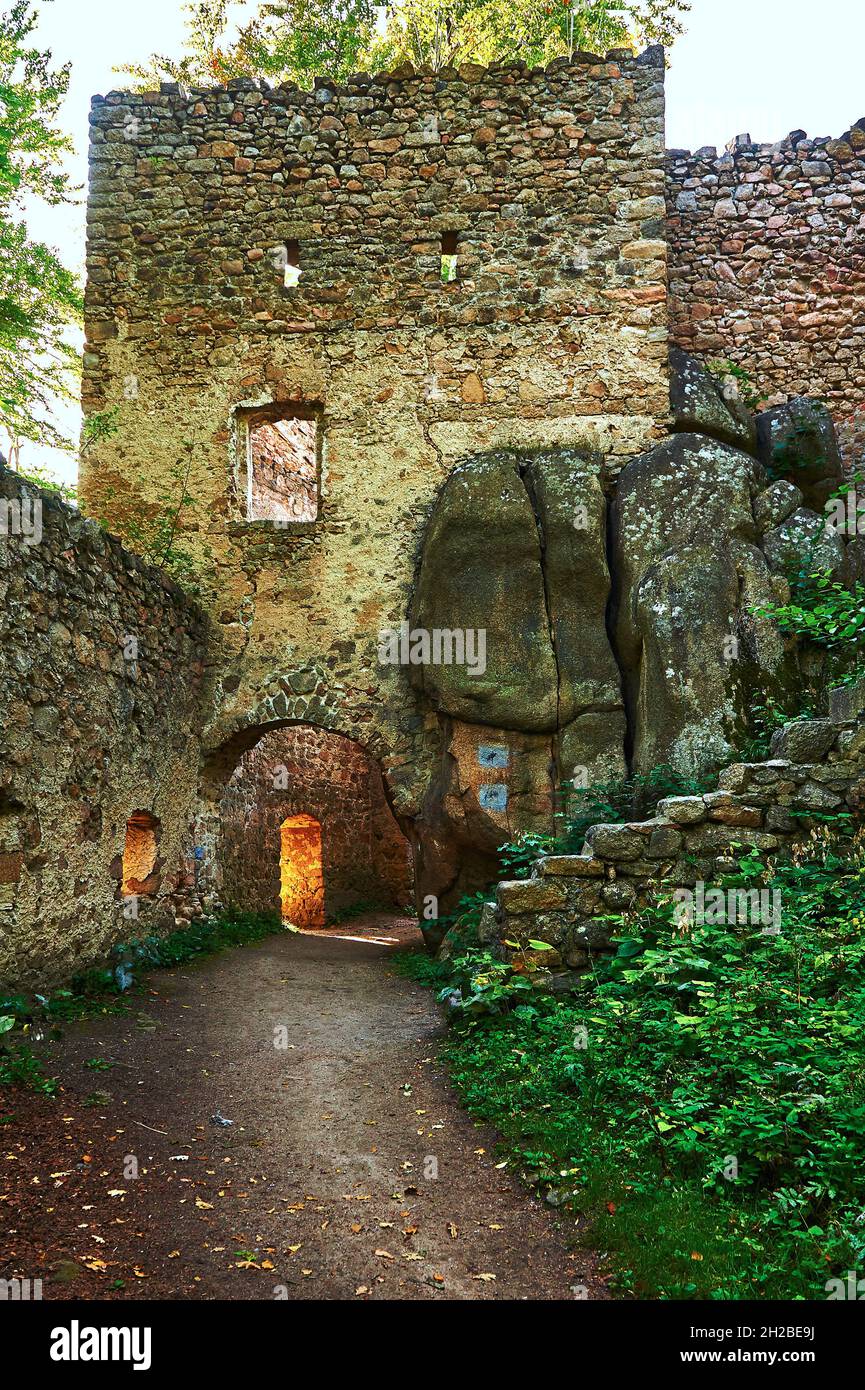 The setting sun visible in the castle gate Stock Photo - Alamy