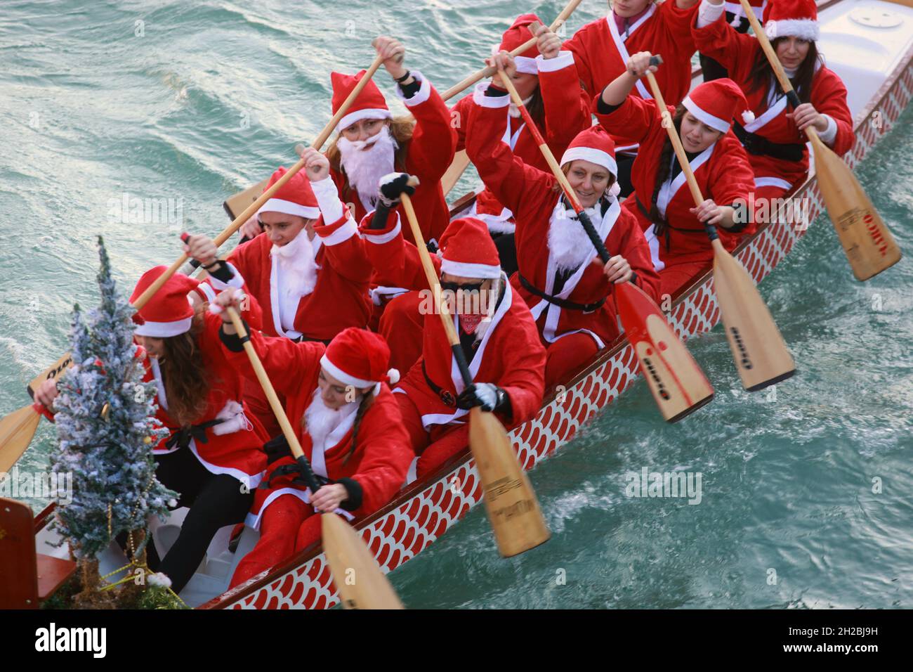People dressed as Santa Claus row during a Christmas regatta in Venice ...