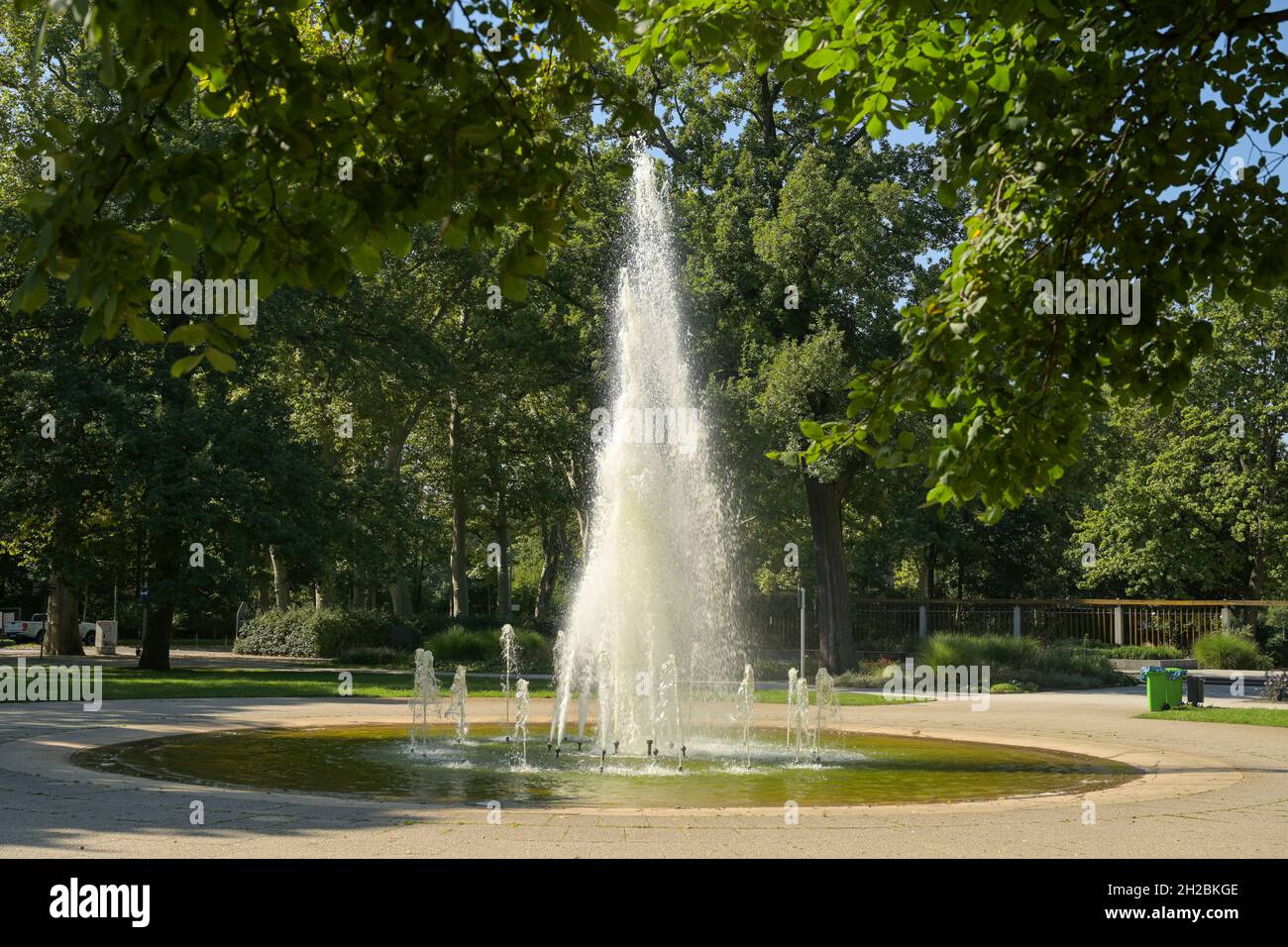 Springbrunnen garten fontaene hi-res stock photography and images - Alamy