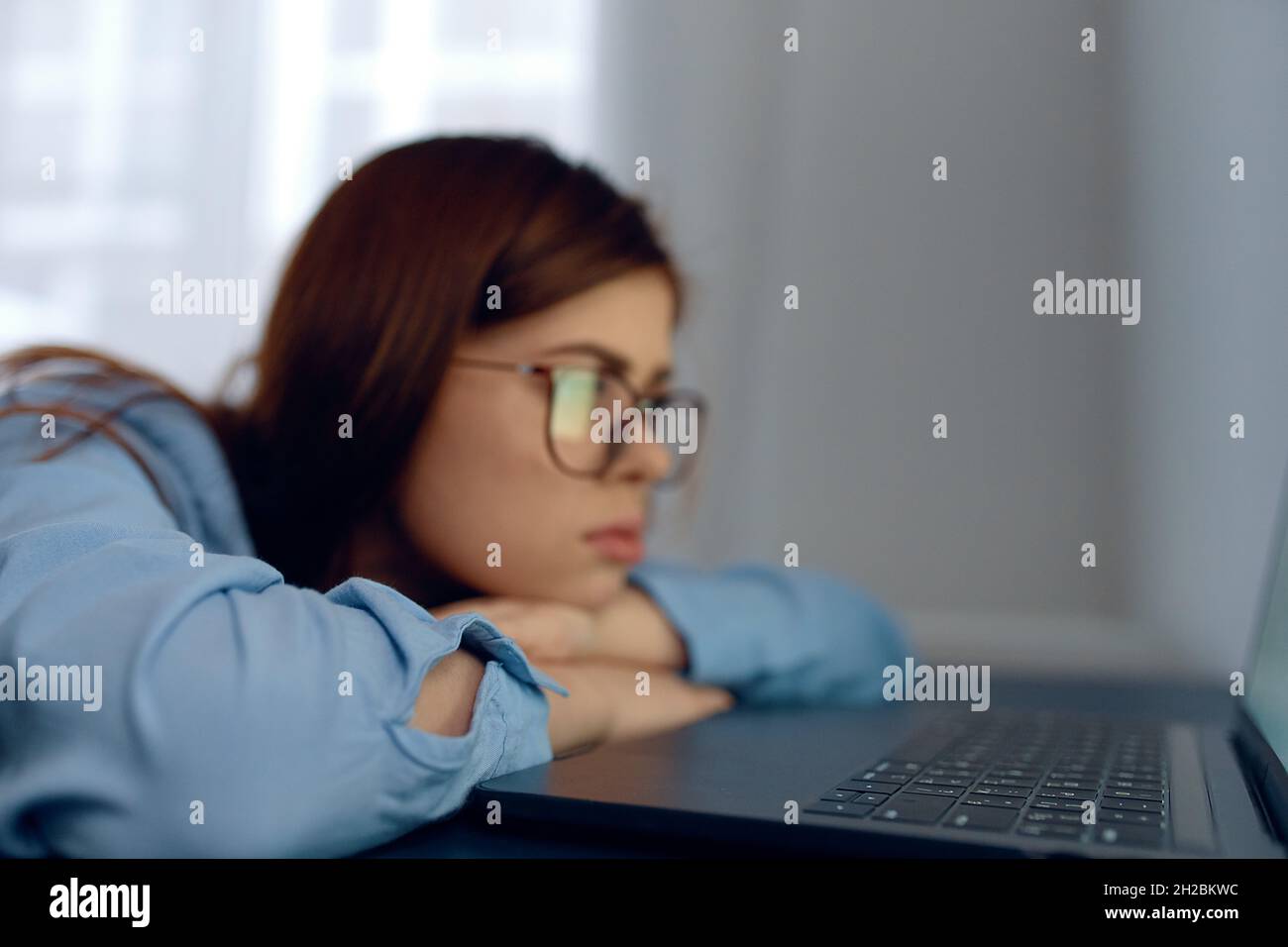 woman in front of laptop fatigue work nerves Stock Photo - Alamy