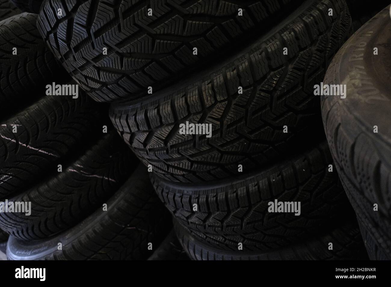Removing (changing) and replacing a tire (summer and winter ...