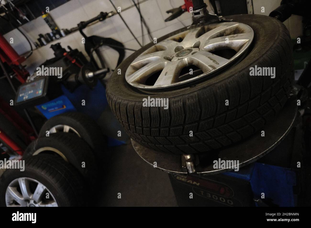 Replacing a tire hi-res stock photography and images - Alamy