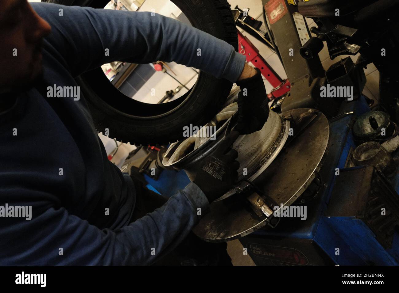 Removing (changing) and replacing a tire (summer and winter ...