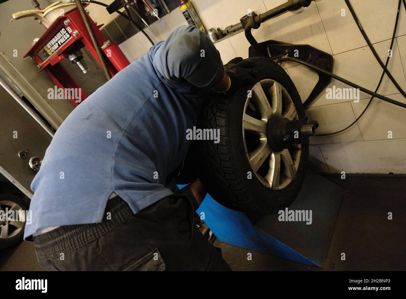 Removing (changing) and replacing a tire (summer and winter ...